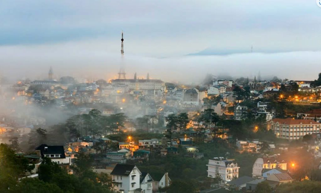 Cảm nhận về bức tranh thiên nhiên trong đoạn thơ: Mưa bay như khói qua ...